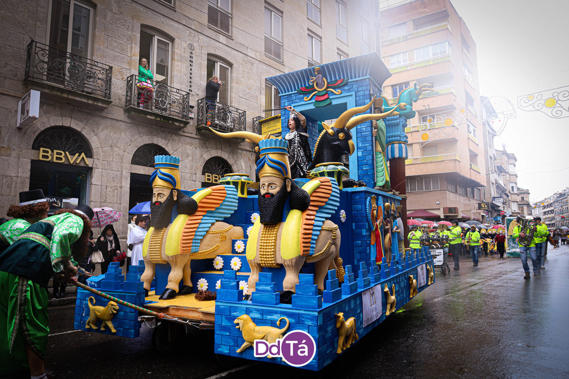 FOTOGALERÍA (I) | Un desfile veloz y menguado por la lluvia